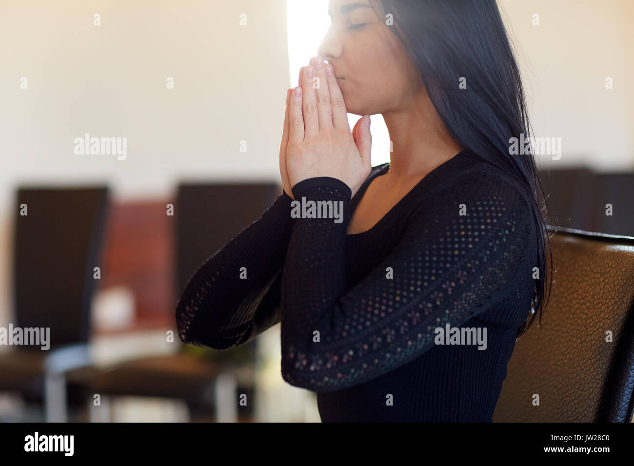 Person praying in chapel hi-res stock photography and images - Alamy