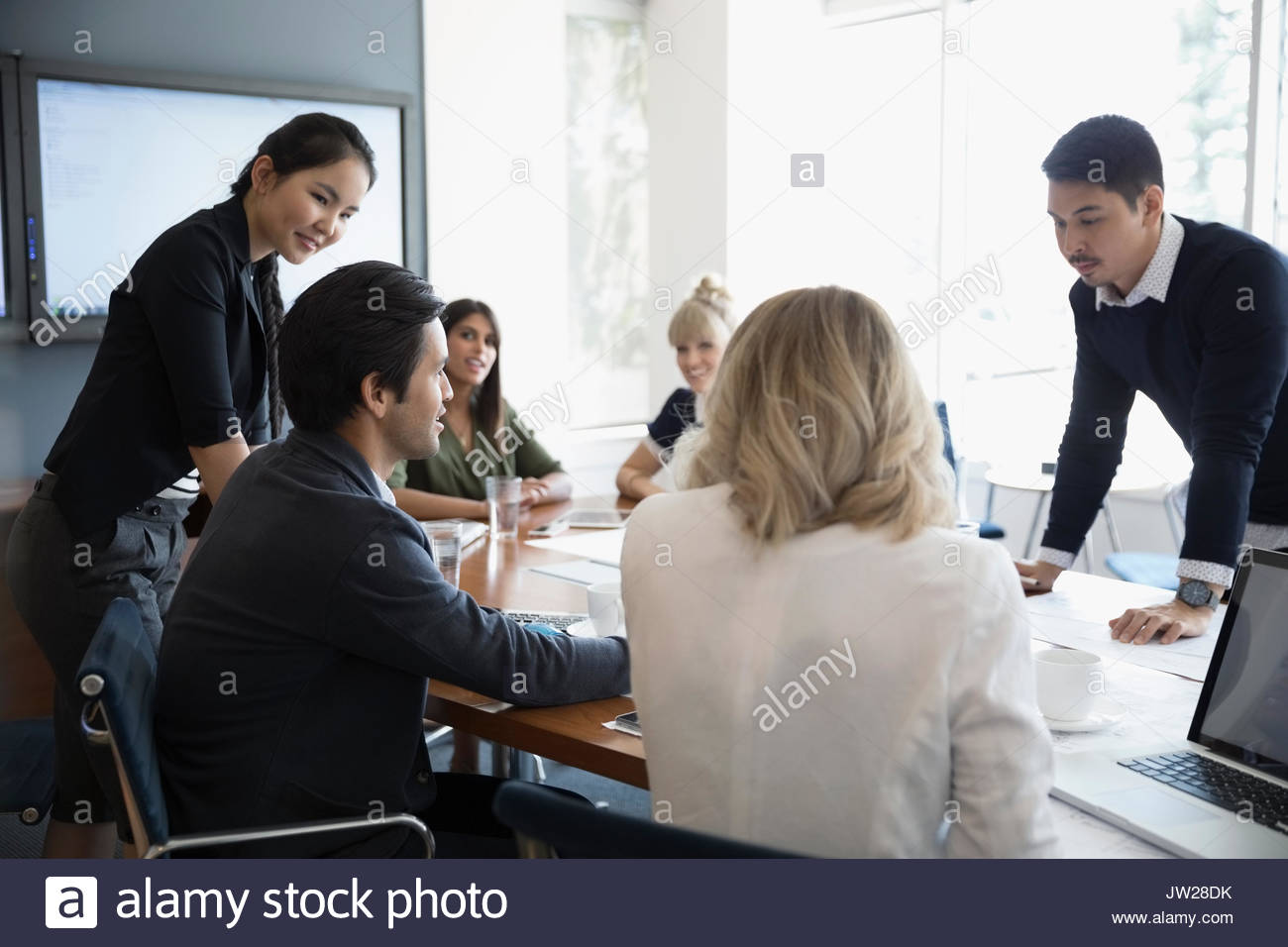 Japanese people talking hi-res stock photography and images - Alamy