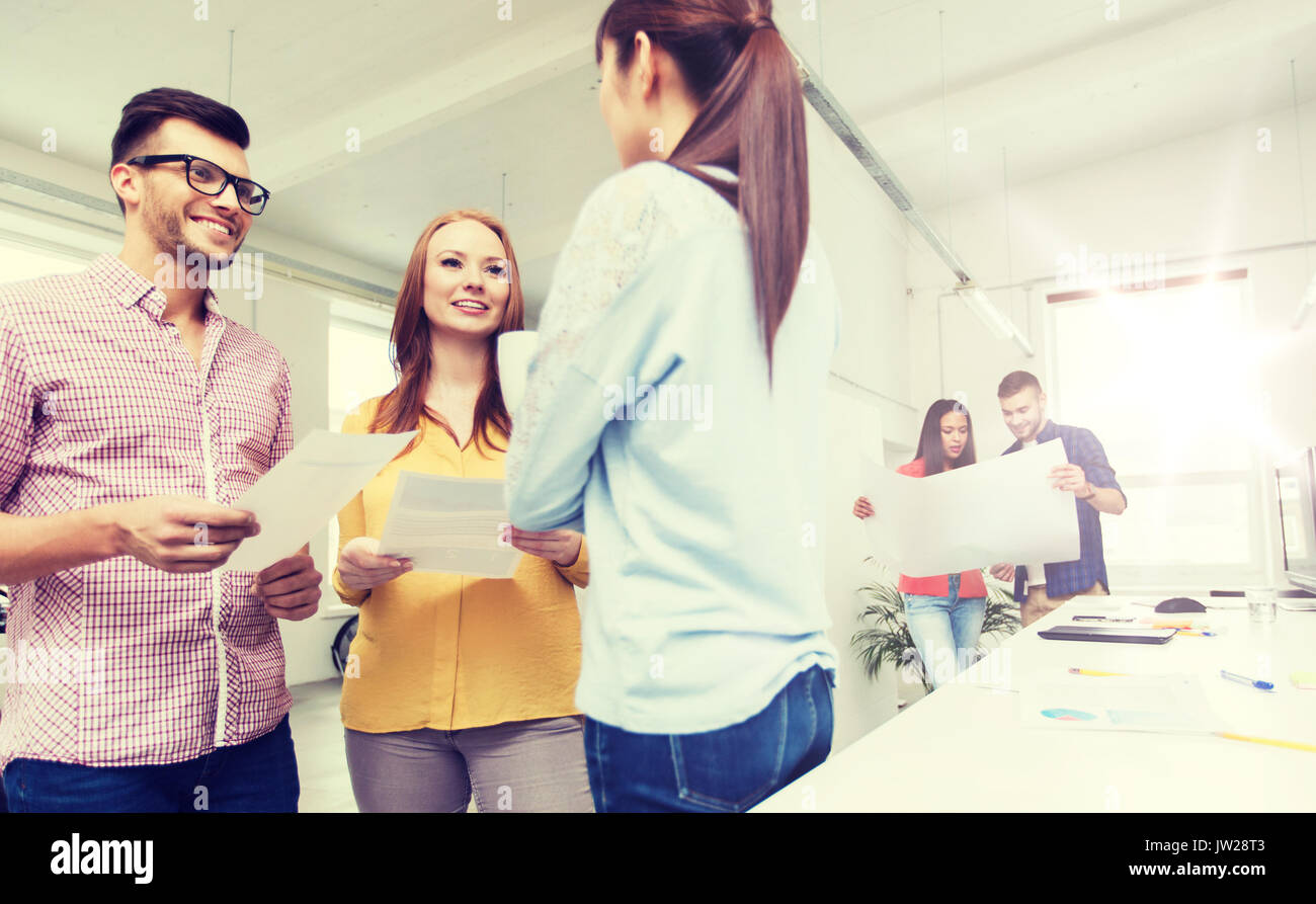 Meeting break talking hi-res stock photography and images - Alamy