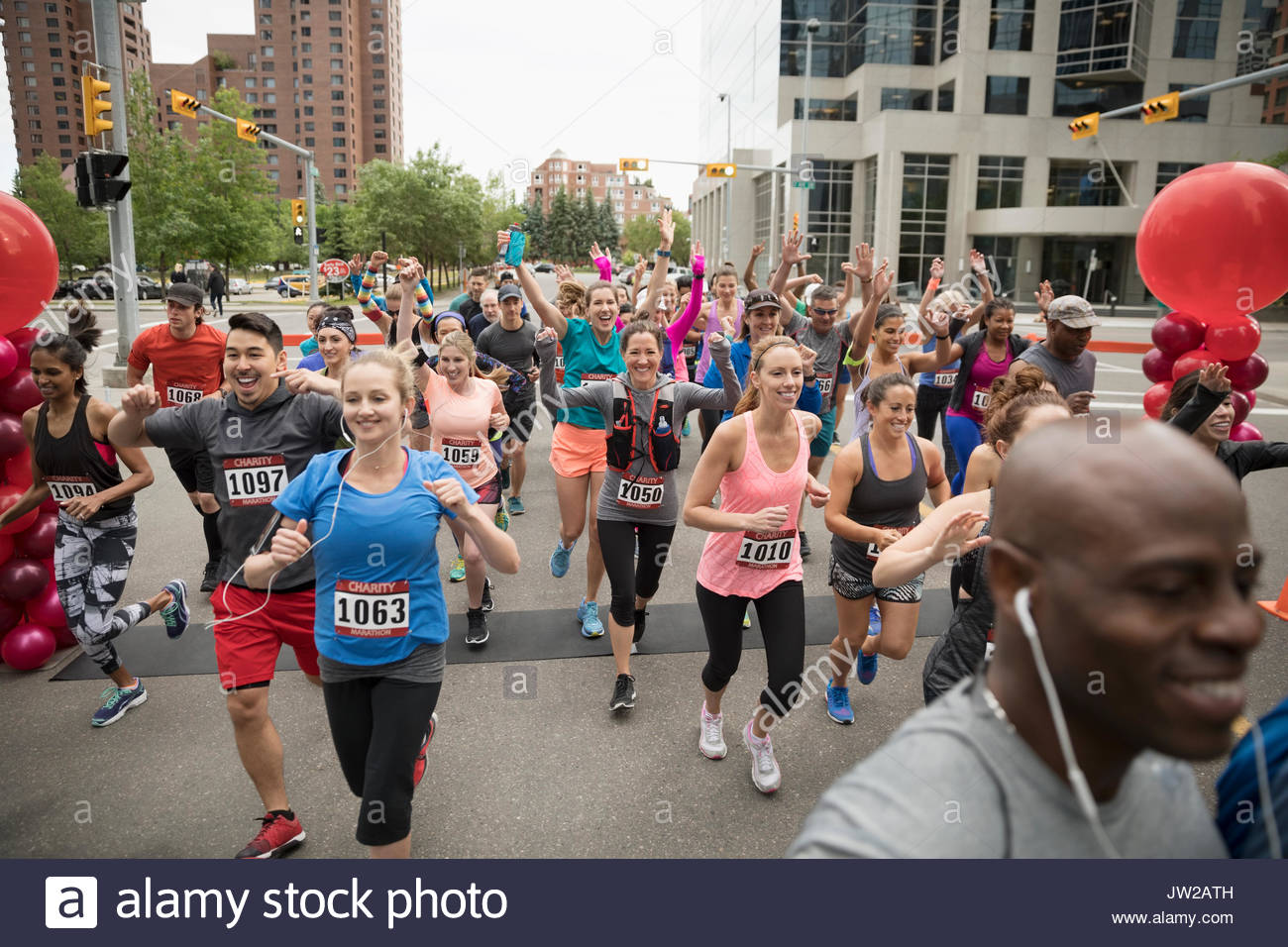 Crowd cheering runners hi-res stock photography and images - Alamy