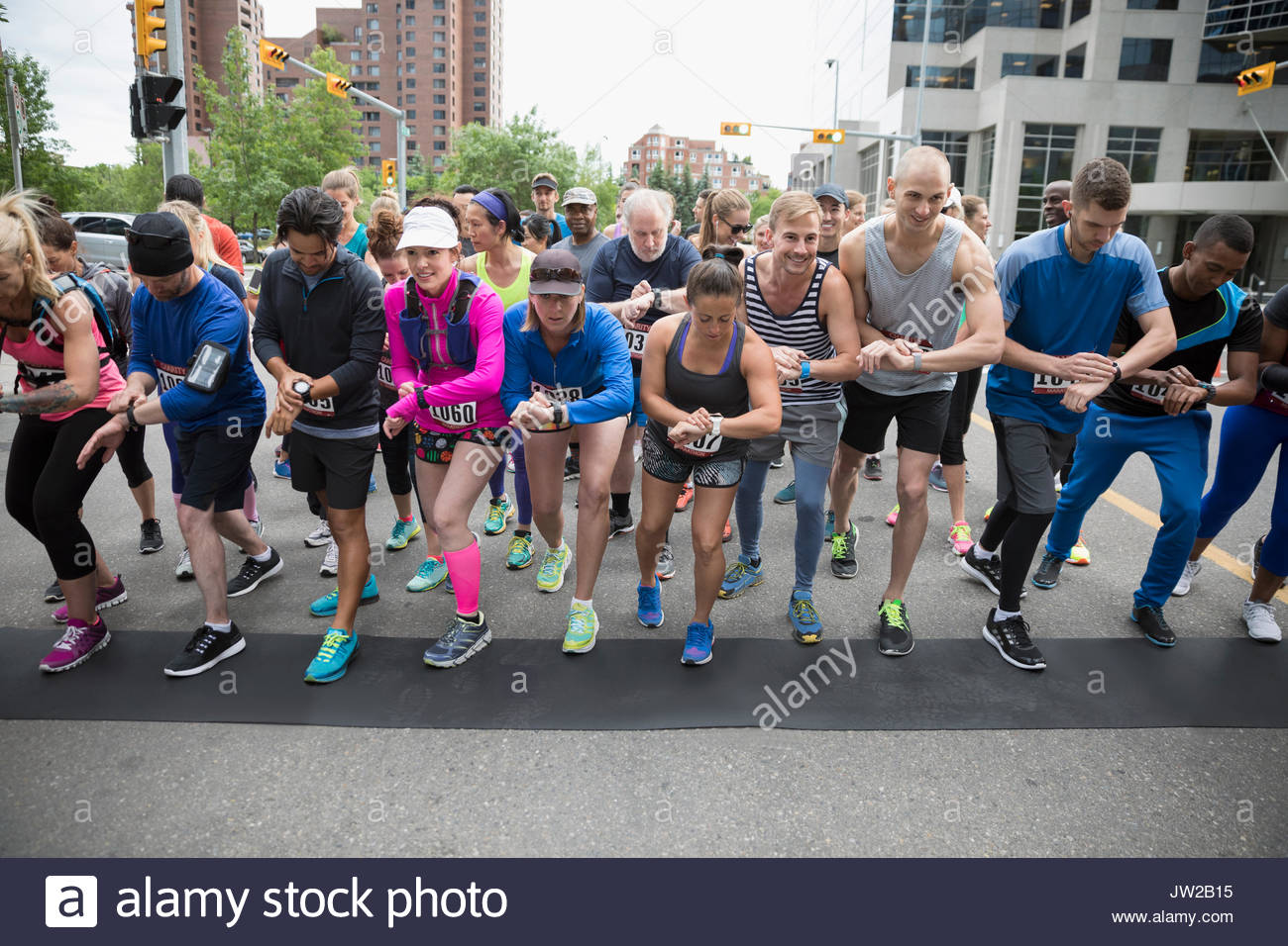 Group runners starting line hi-res stock photography and images - Alamy