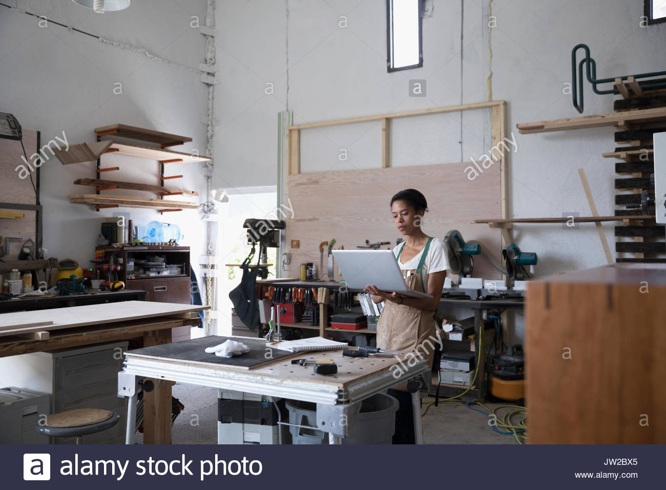 Black female carpenter hi-res stock photography and images - Alamy