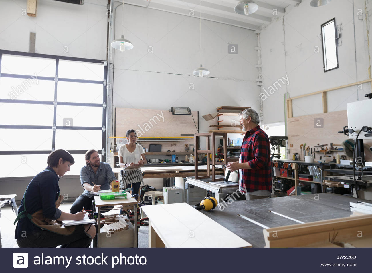 Meeting in a workshop hi-res stock photography and images - Alamy