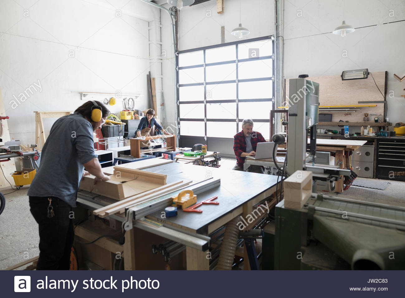 Carpenters cutting wood hi-res stock photography and images - Alamy