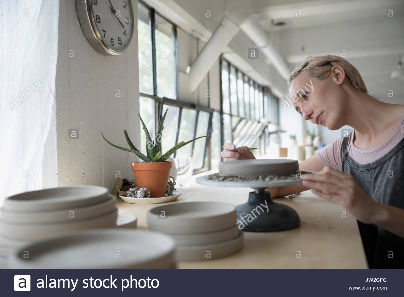 Sculpting clay woman hi-res stock photography and images - Alamy