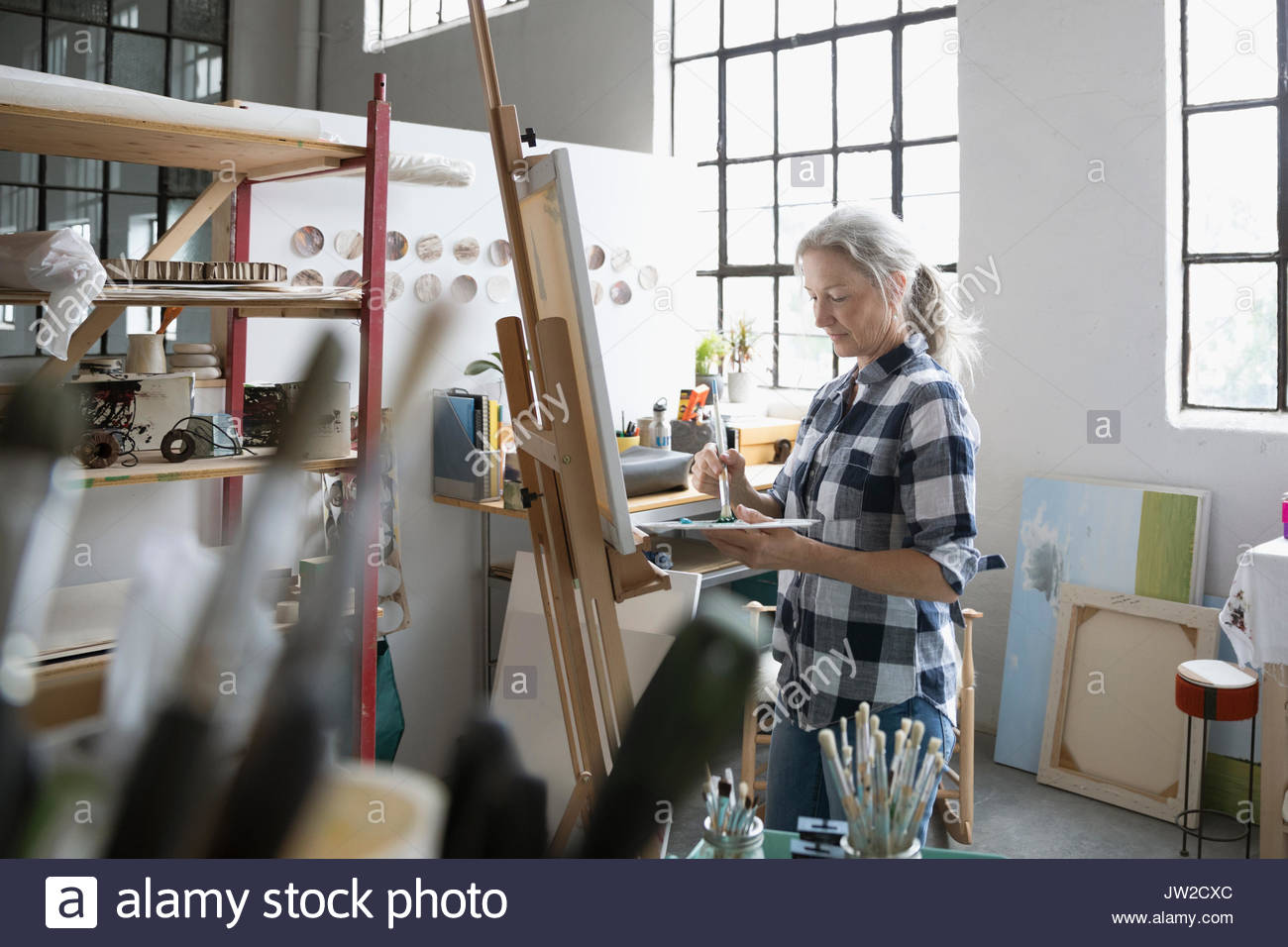 Artist painting studio hi-res stock photography and images - Alamy