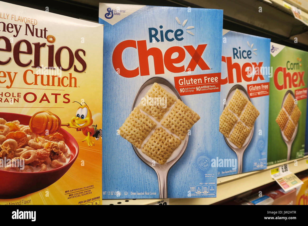 Supermarket cereal aisle hi-res stock photography and images - Alamy