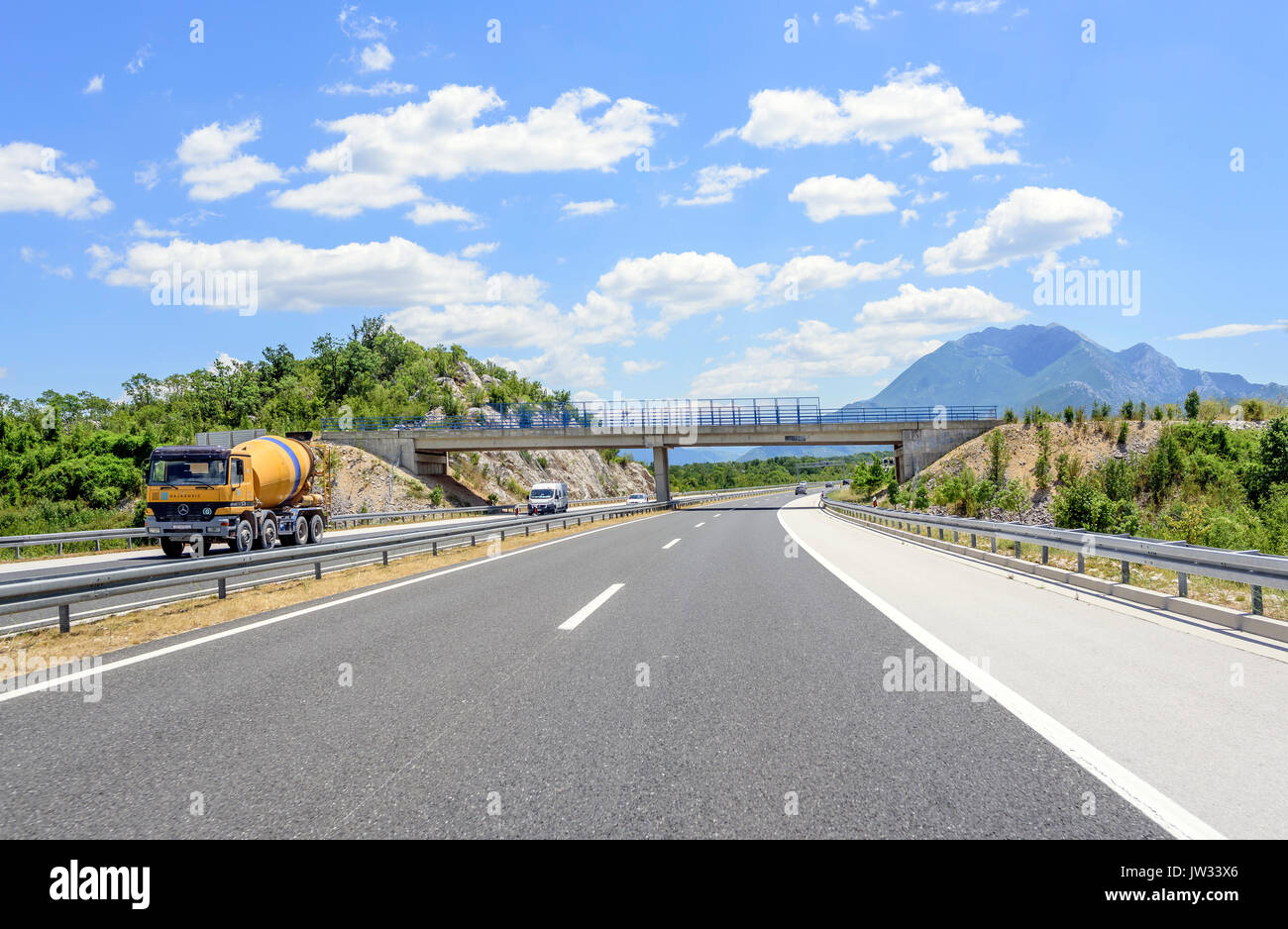 Cars on the highway in the mountainous countryside Stock Photo - Alamy