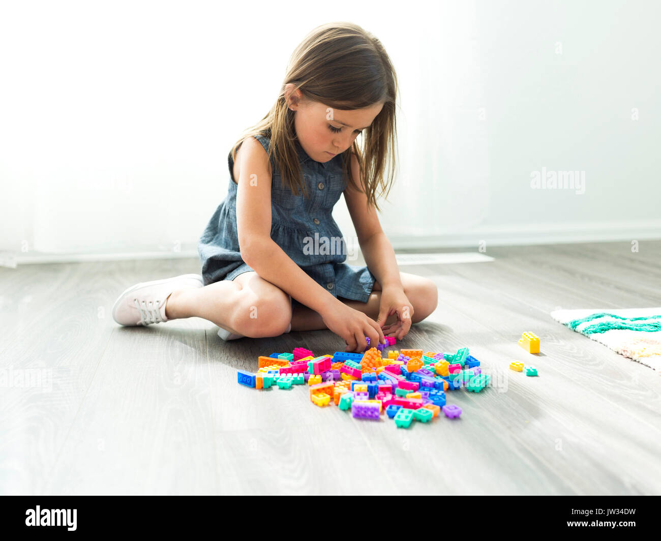 Block colored dress hi-res stock photography and images - Alamy