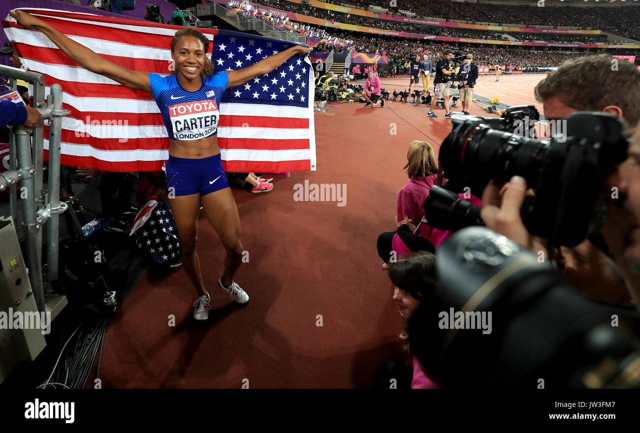 USA's Kori Carter celebrates after winning the Women's 400m hurdles ...