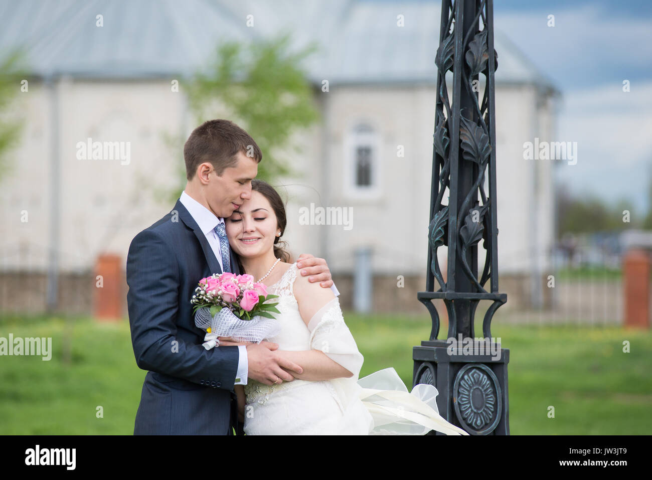 Beautiful married couple in the wedding day Stock Photo - Alamy