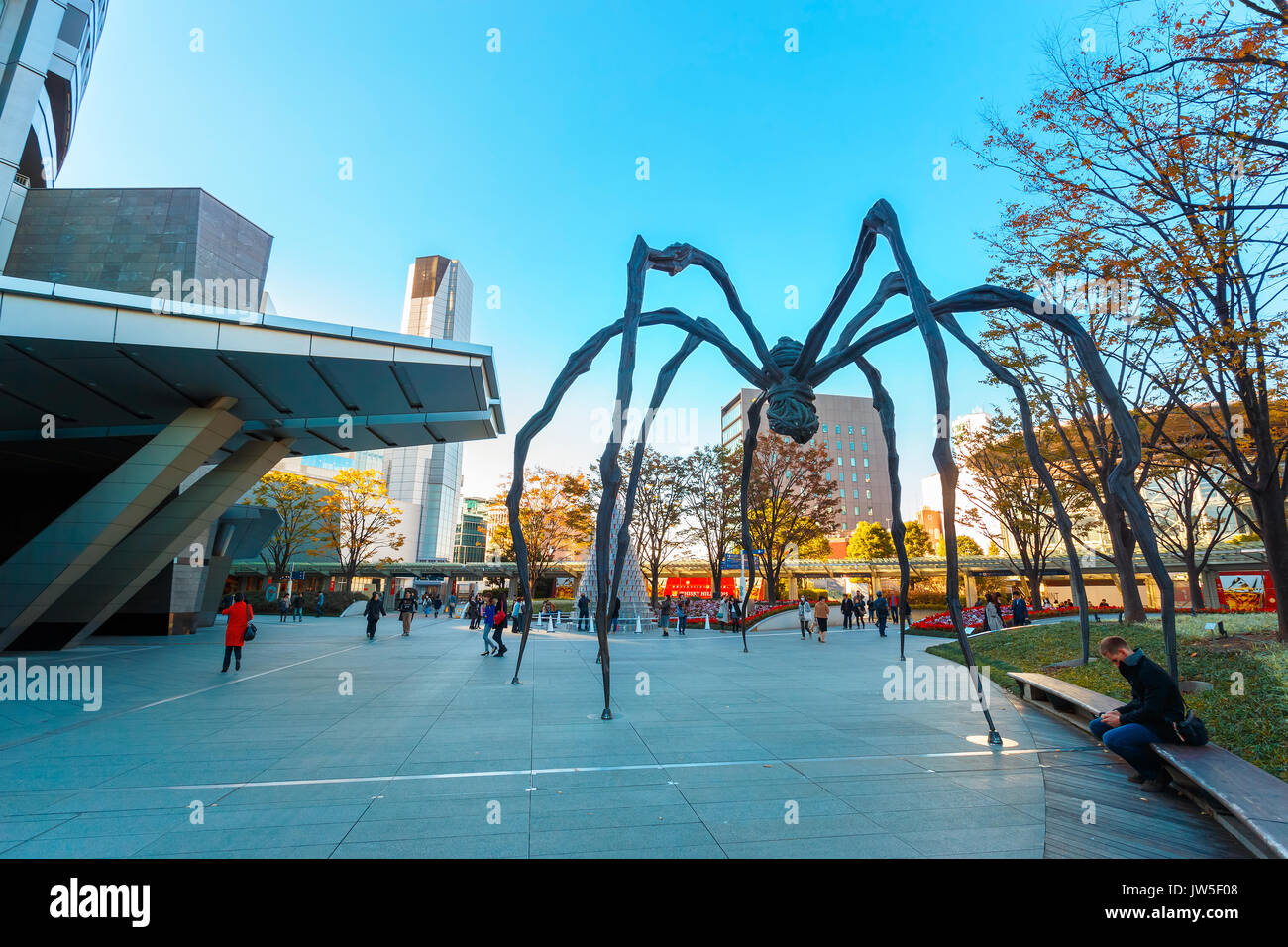 Roppongi hills tokyo spider sculpture hi-res stock photography and ...