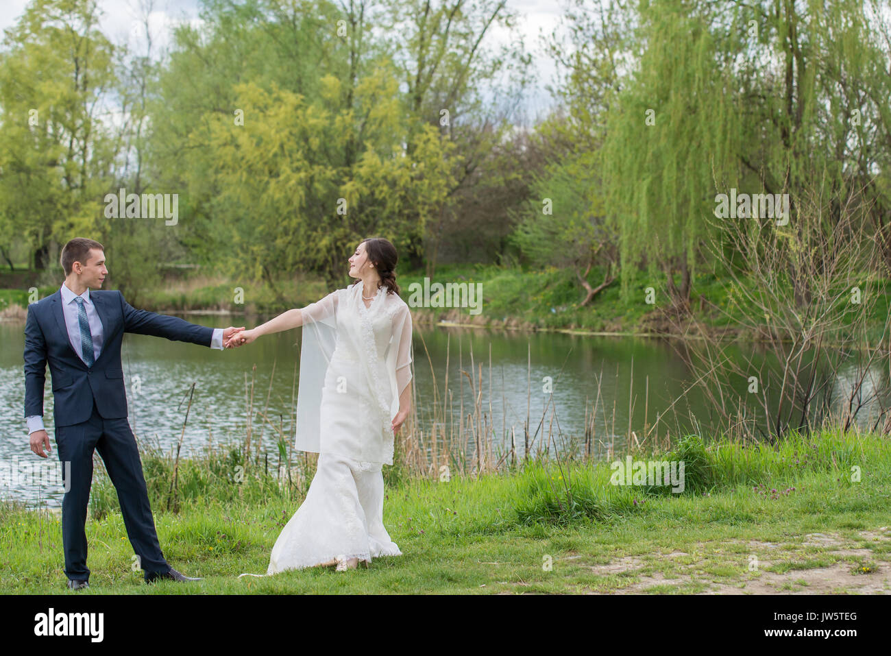 Beautiful married couple in the wedding day Stock Photo - Alamy
