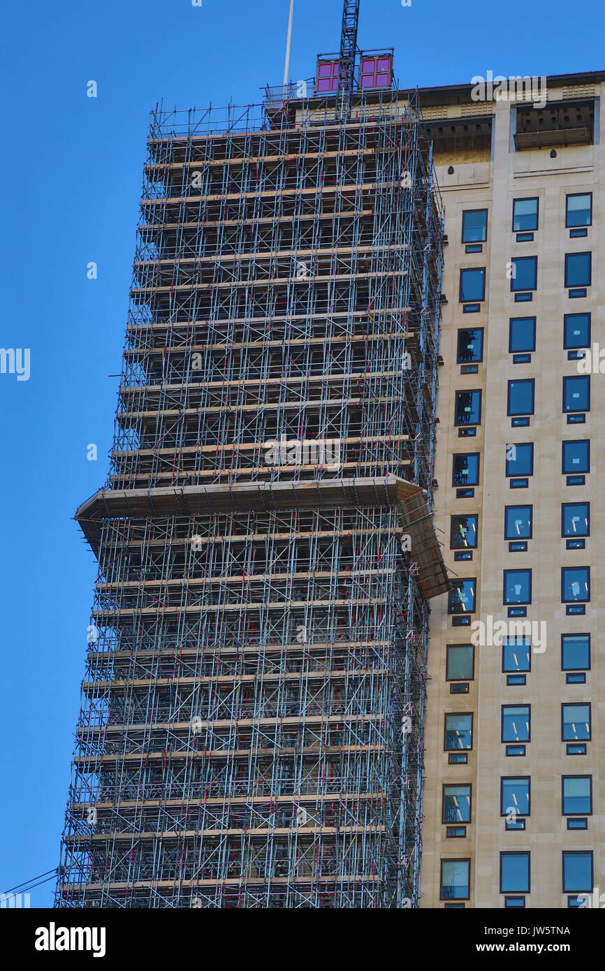 Highrise under construction building hi-res stock photography and ...
