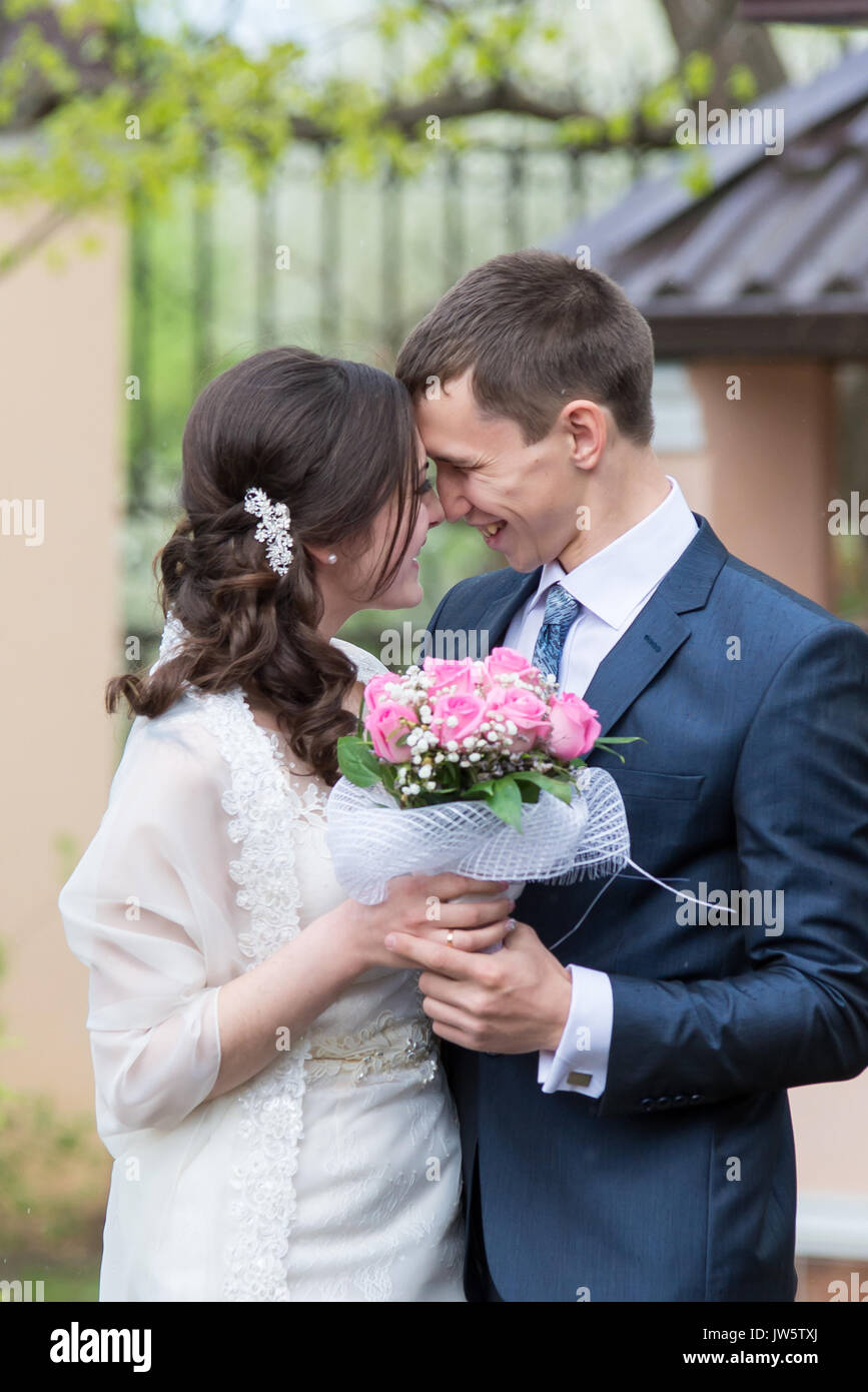 Beautiful married couple in the wedding day Stock Photo - Alamy