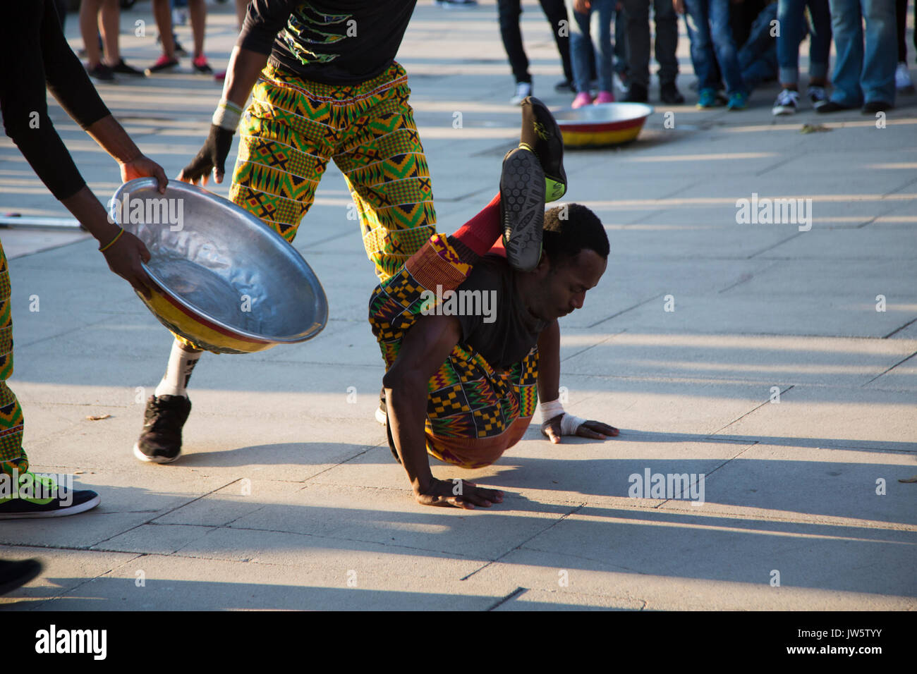 Southbank street performers london hi-res stock photography and images ...