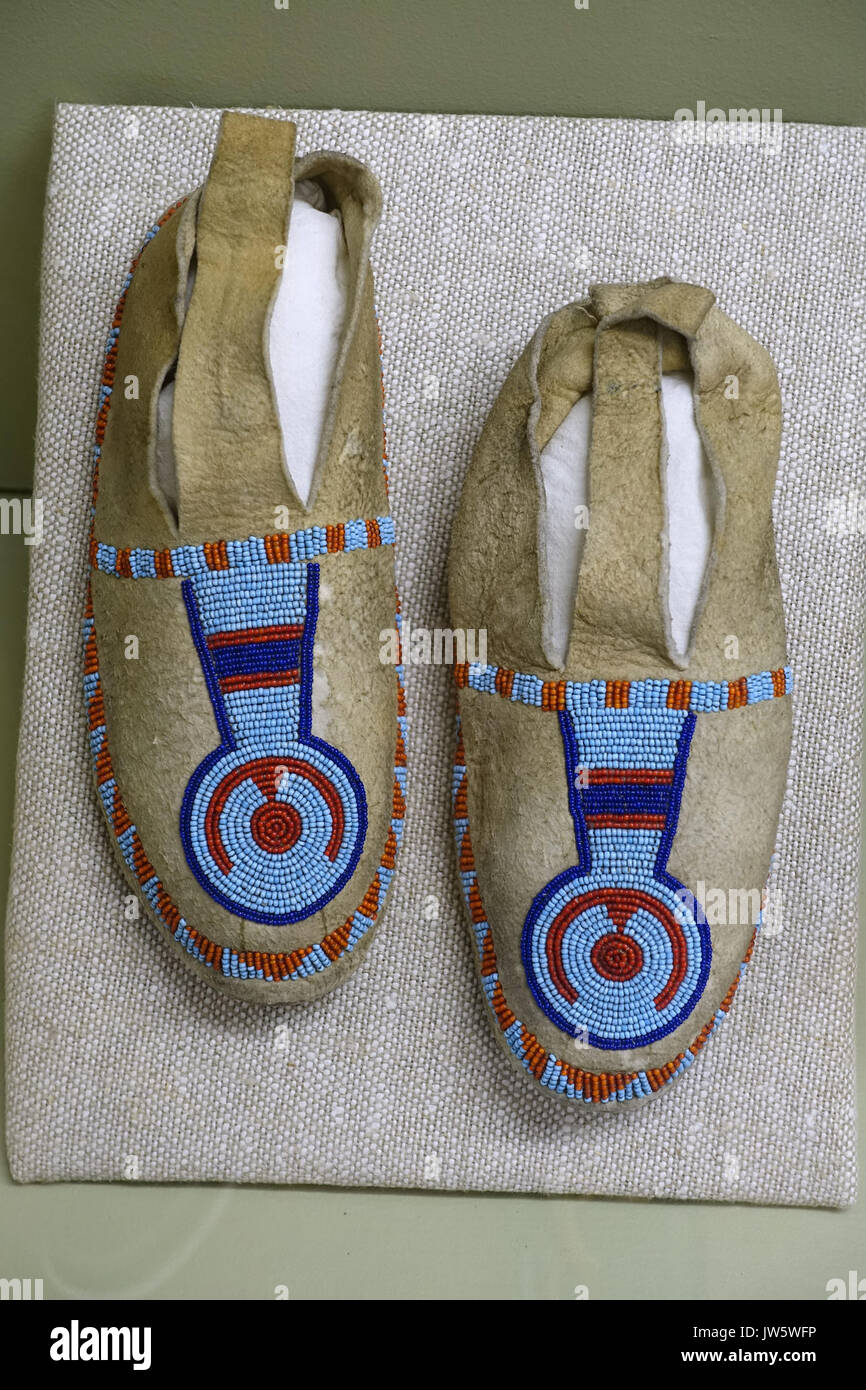 Moccasins, Crow, keyhole design possibly Blackfeet, c 1900 Robbins ...