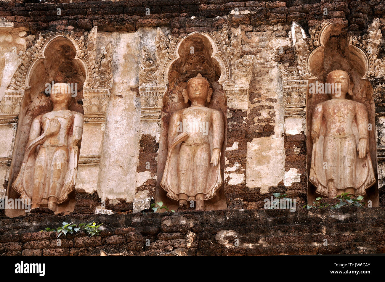 Standing Buddha on chedi 'Suwan Chang Kot' of Wat Ku Kut (Wat Jam ...
