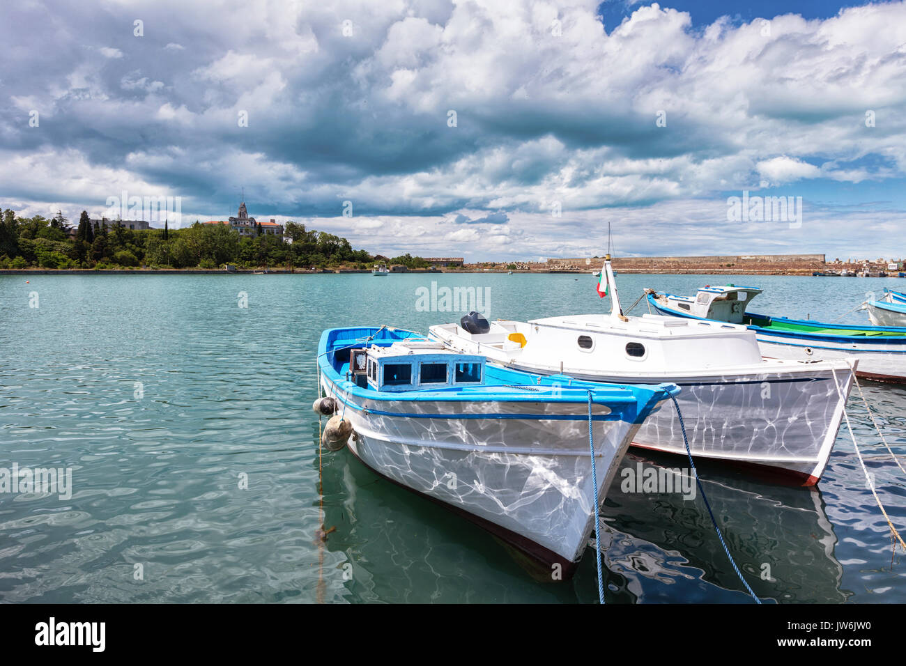 Two boats side by side hi-res stock photography and images - Alamy