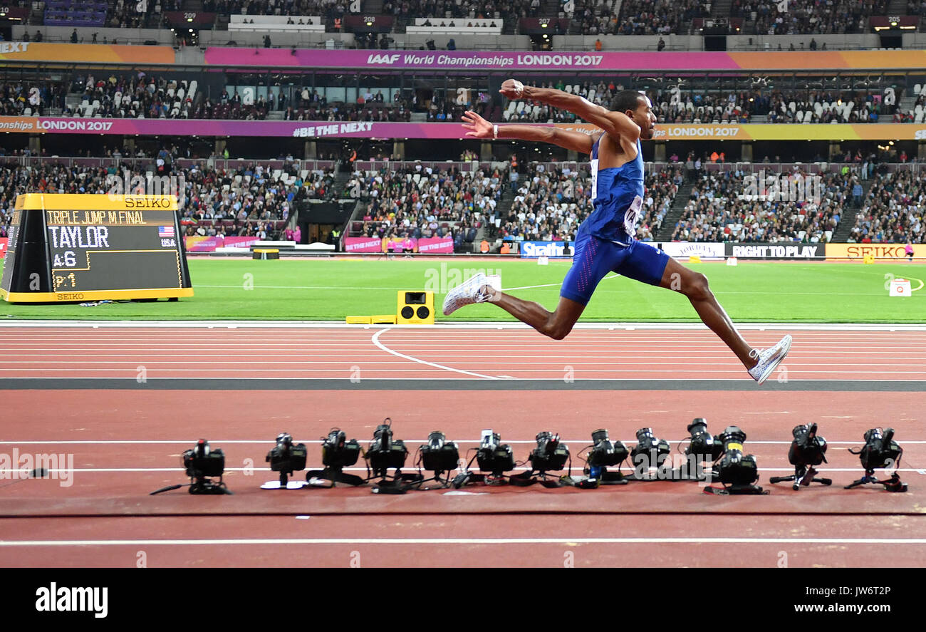 During mens triple jump hi-res stock photography and images - Alamy