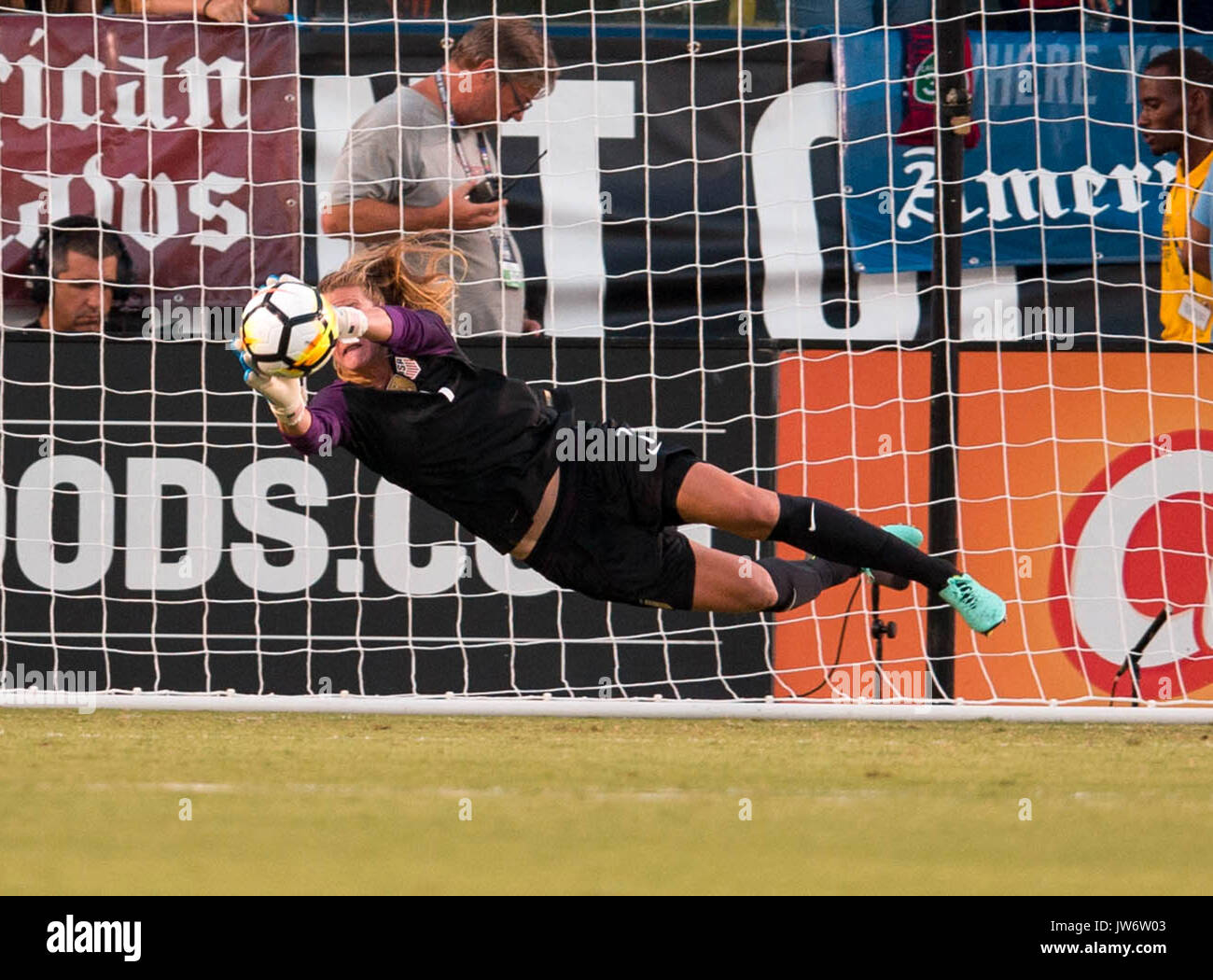 August 03, 2017 Carson, CA...U.S. goal keeper(1) Alyssa Naeher makes a ...
