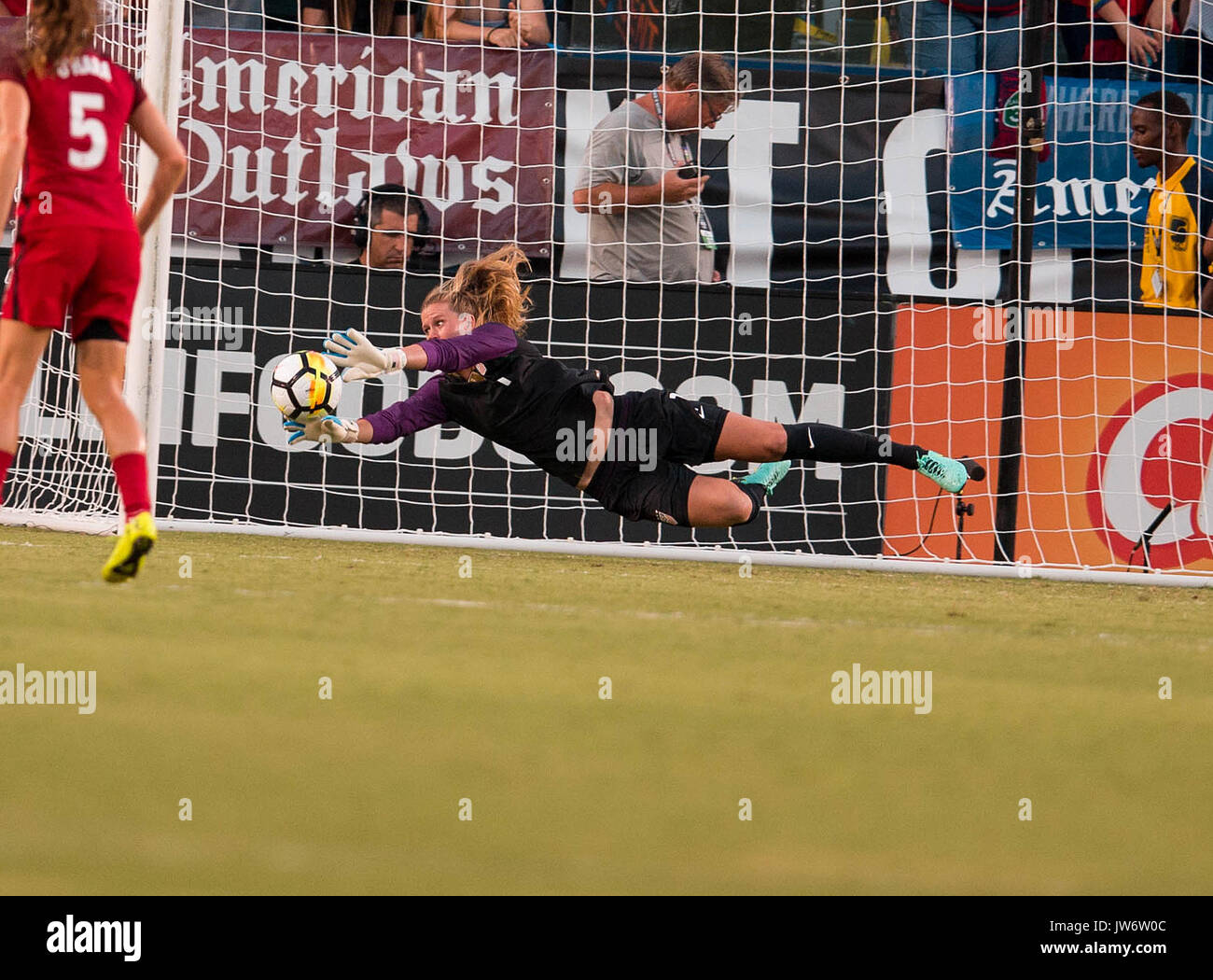 August 03, 2017 Carson, CA...U.S. goal keeper(1) Alyssa Naeher makes a ...