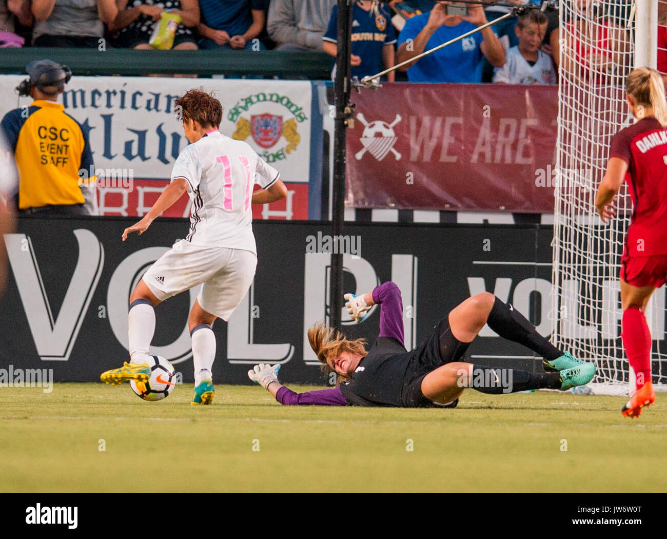 August 03, 2017 Carson, CA...U.S. goal keeper(1) Alyssa Naeher makes a ...