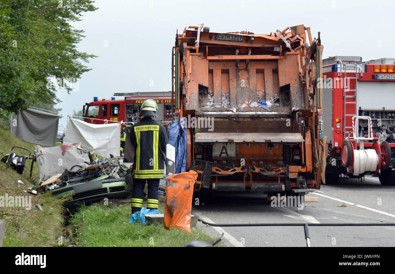 Bin lorry accident hi-res stock photography and images - Alamy