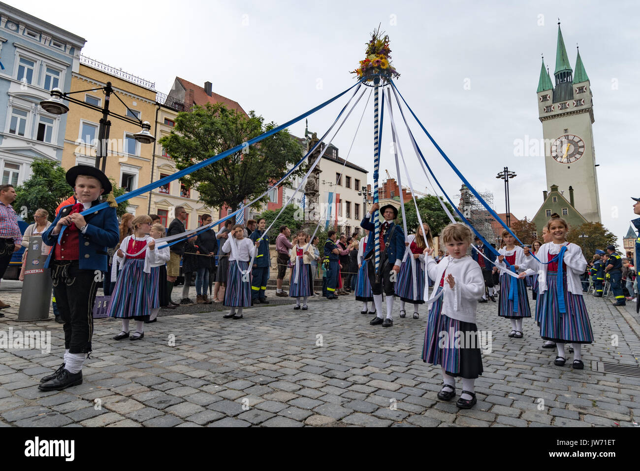 Straubing, Germany. 11th Aug, 2017. Participants of the traditional ...