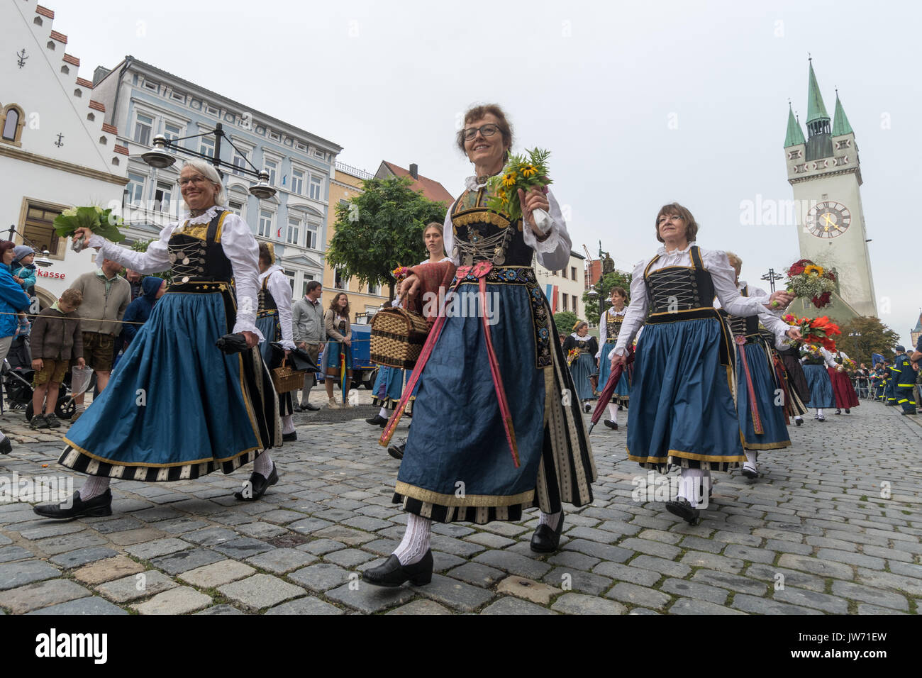Straubing, Germany. 11th Aug, 2017. Participants of the traditional ...