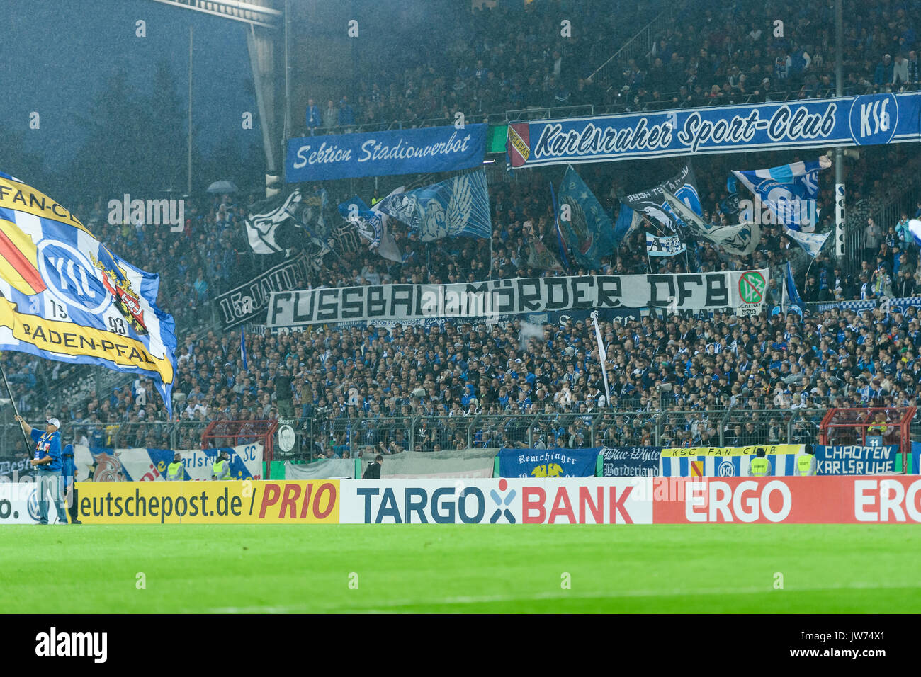 Karlsruhe, Deutschland. 11th Aug, 2017. Fans mit Transparent ...