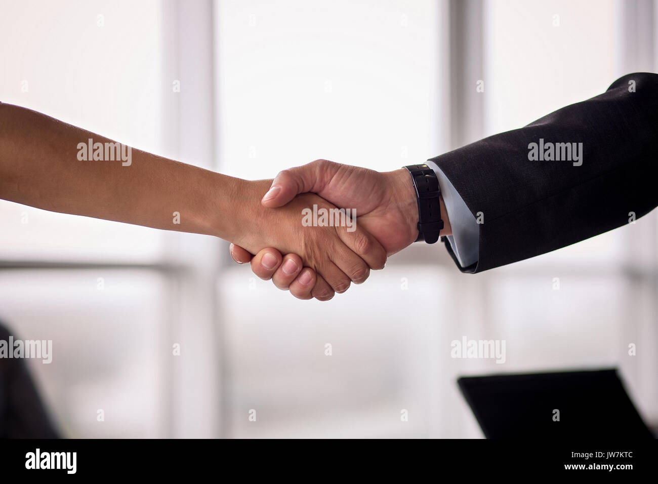 Businessman shake hands hi-res stock photography and images - Alamy