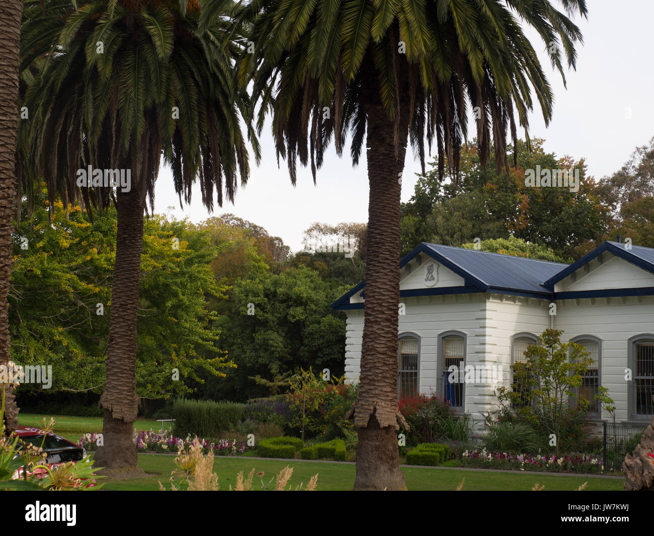 White weatherboard house hi-res stock photography and images - Alamy