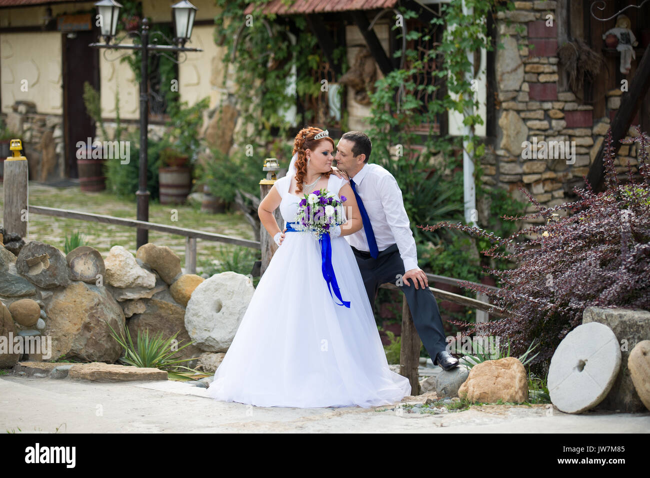Beautiful married couple in the wedding day Stock Photo - Alamy