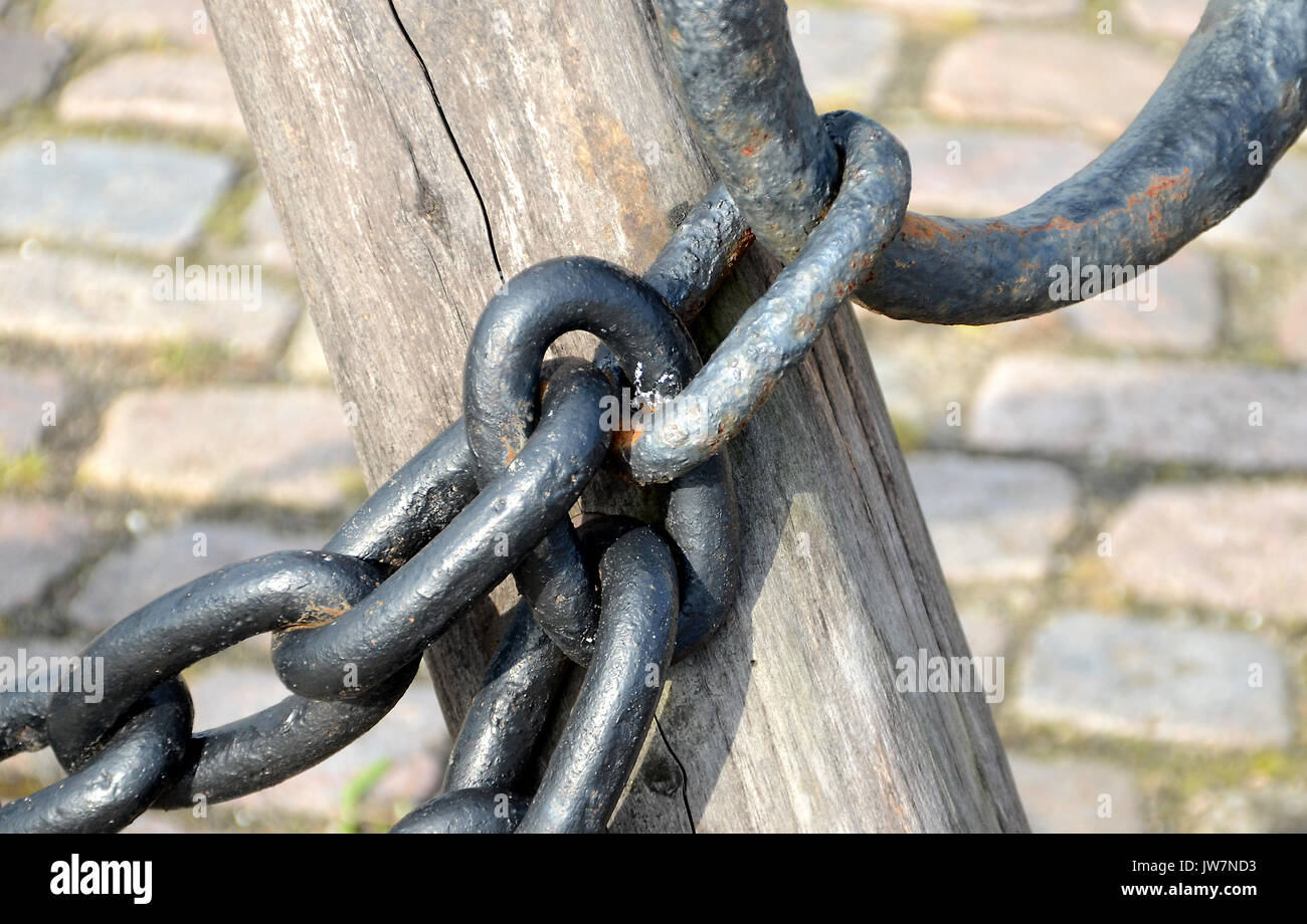 Old chain hi-res stock photography and images - Alamy