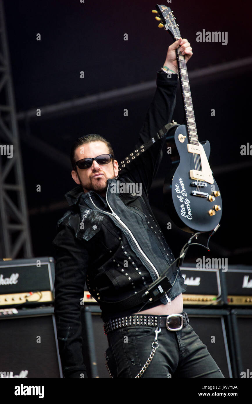Black Star Riders: Ricky Warwick on vocals & guitar Stock Photo - Alamy