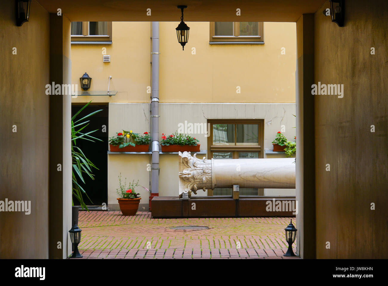 Column in the building hi-res stock photography and images - Alamy