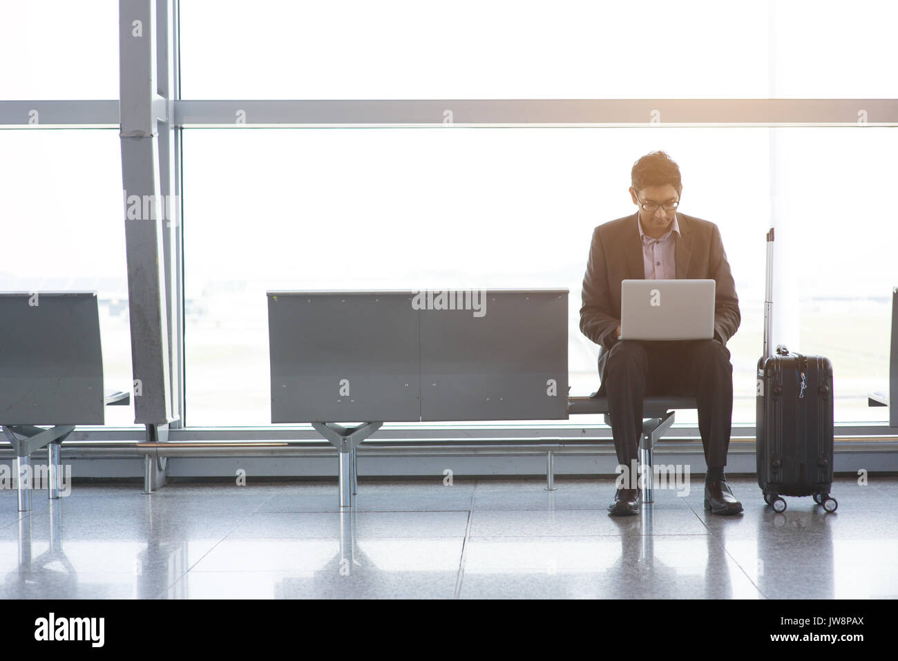 Business executive asia airport hi-res stock photography and images - Alamy