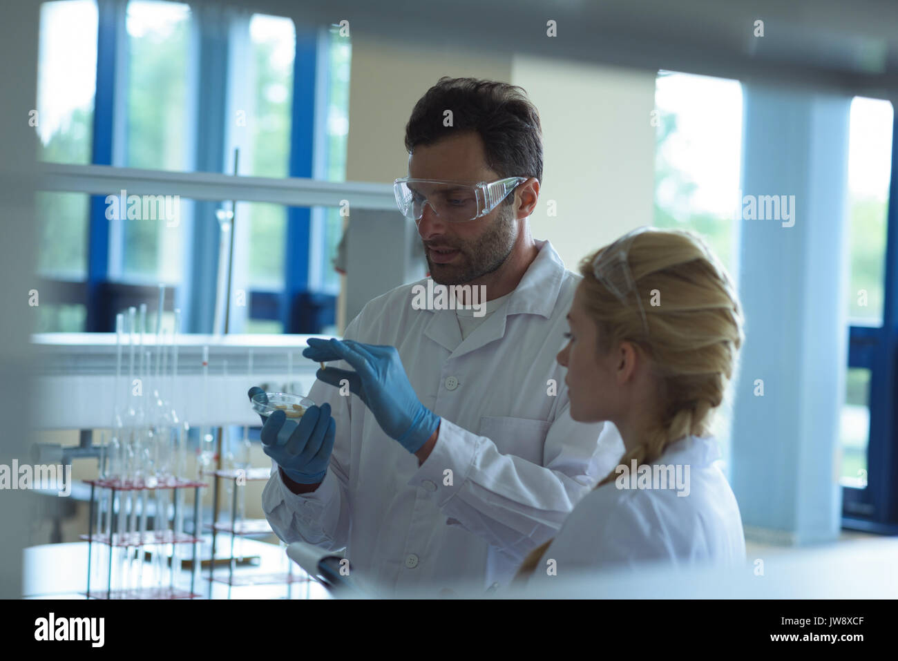 Students doing science project hi-res stock photography and images - Alamy