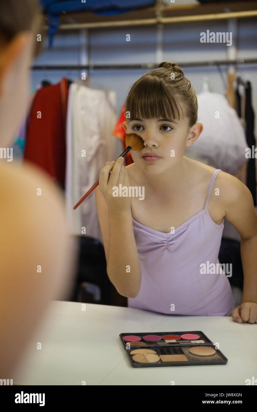 Reflecting girl hi-res stock photography and images - Alamy