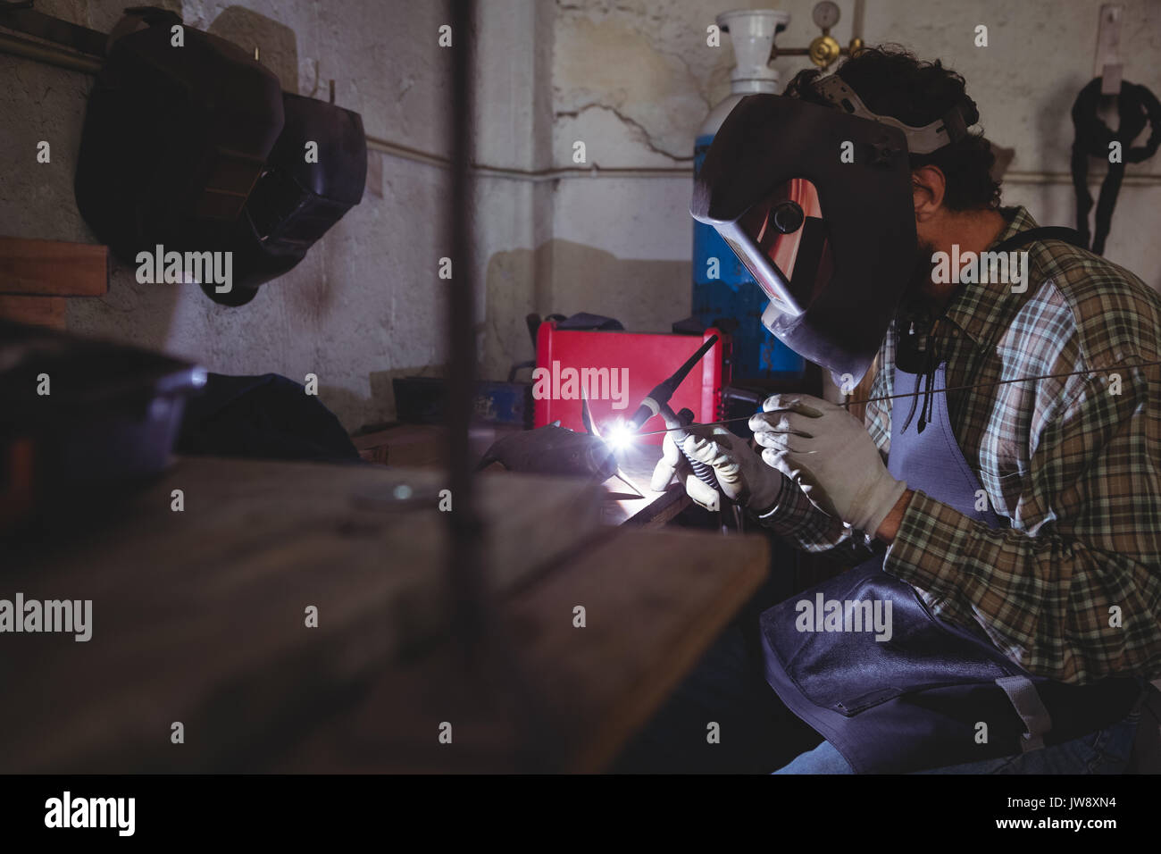 Artist working in heat hi-res stock photography and images - Alamy