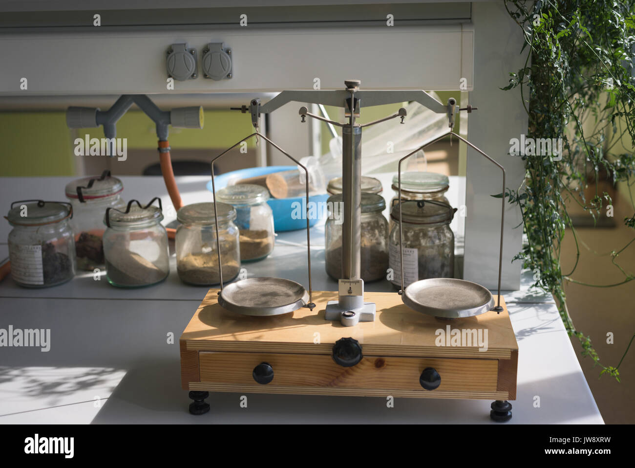 Student lab scale hi-res stock photography and images - Alamy