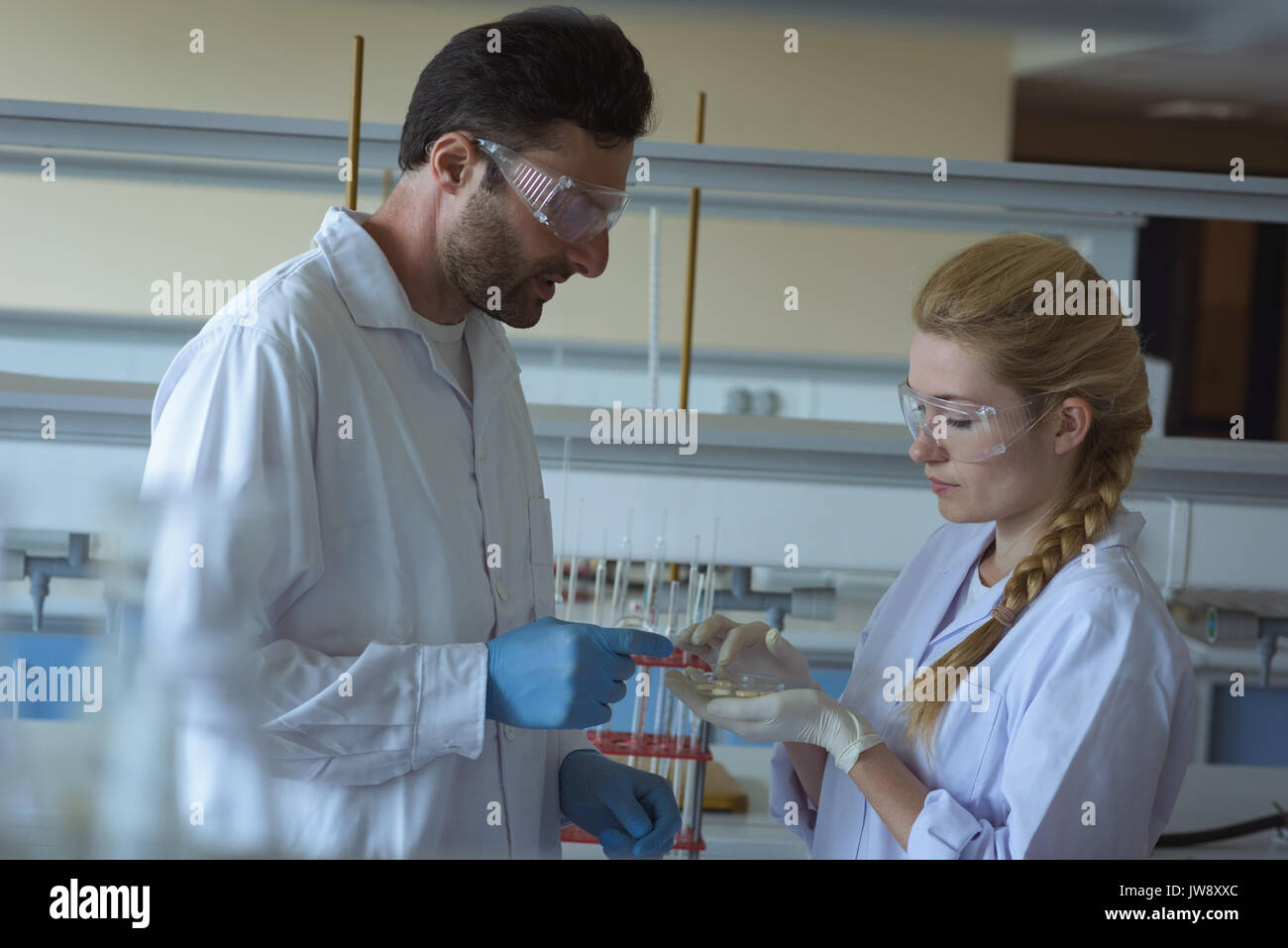 Students doing science project hi-res stock photography and images - Alamy