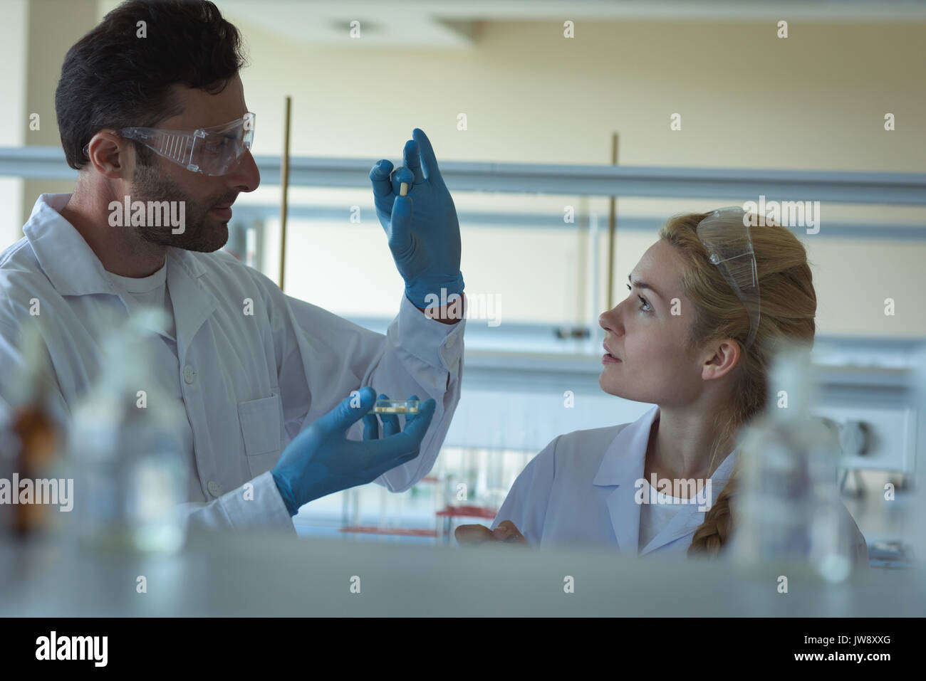 Students doing science project hi-res stock photography and images - Alamy