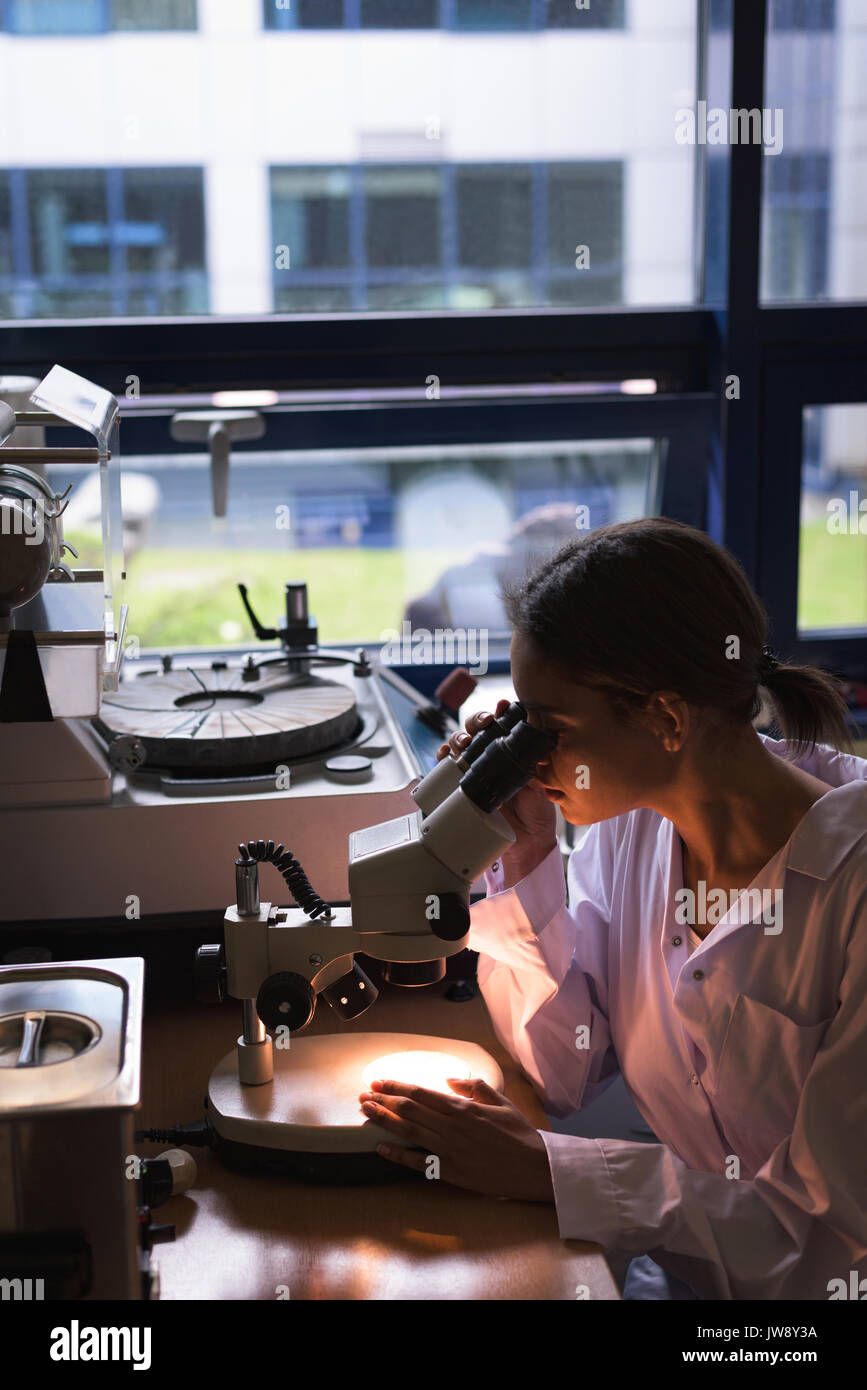 Student using microscope hi-res stock photography and images - Alamy