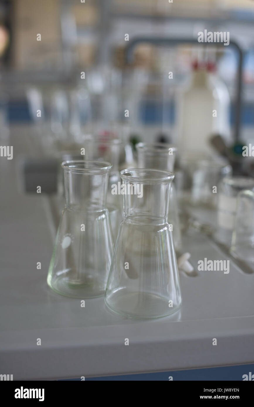 Beakers lab hi-res stock photography and images - Alamy