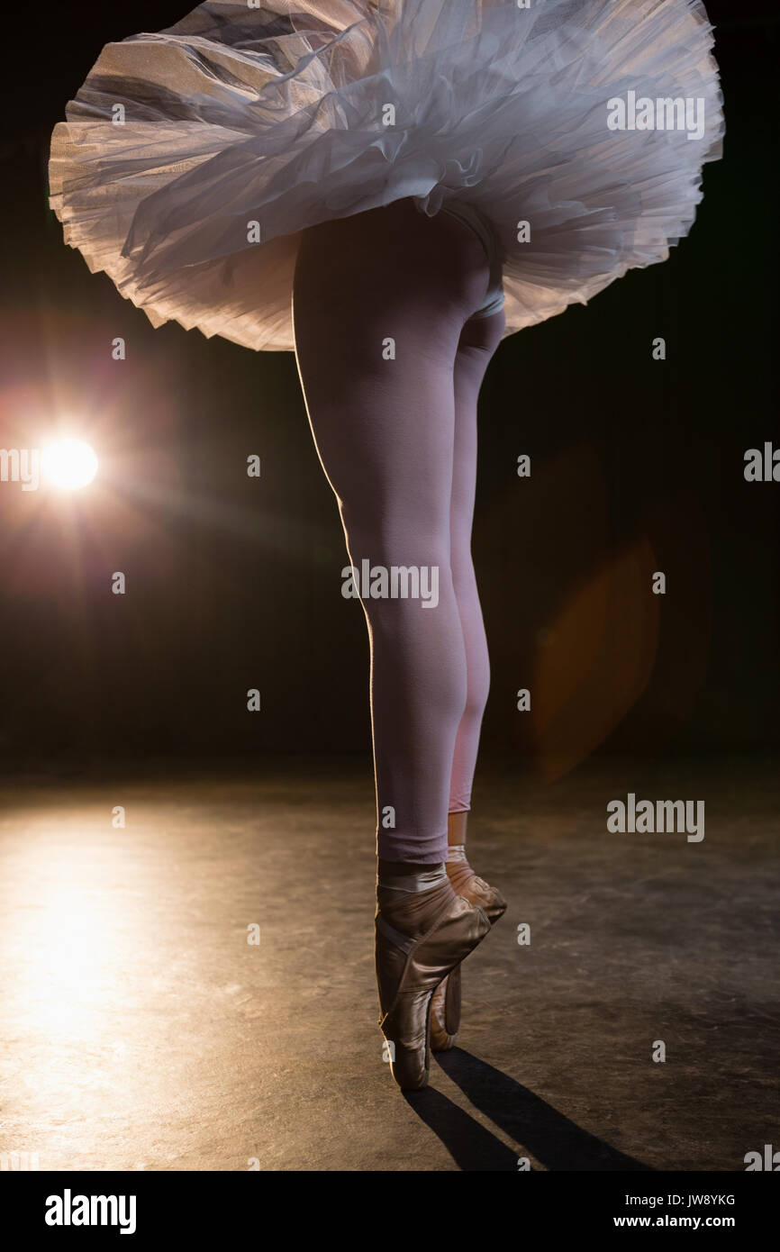 Beautiful ballerina dancing en pointe hi-res stock photography and ...