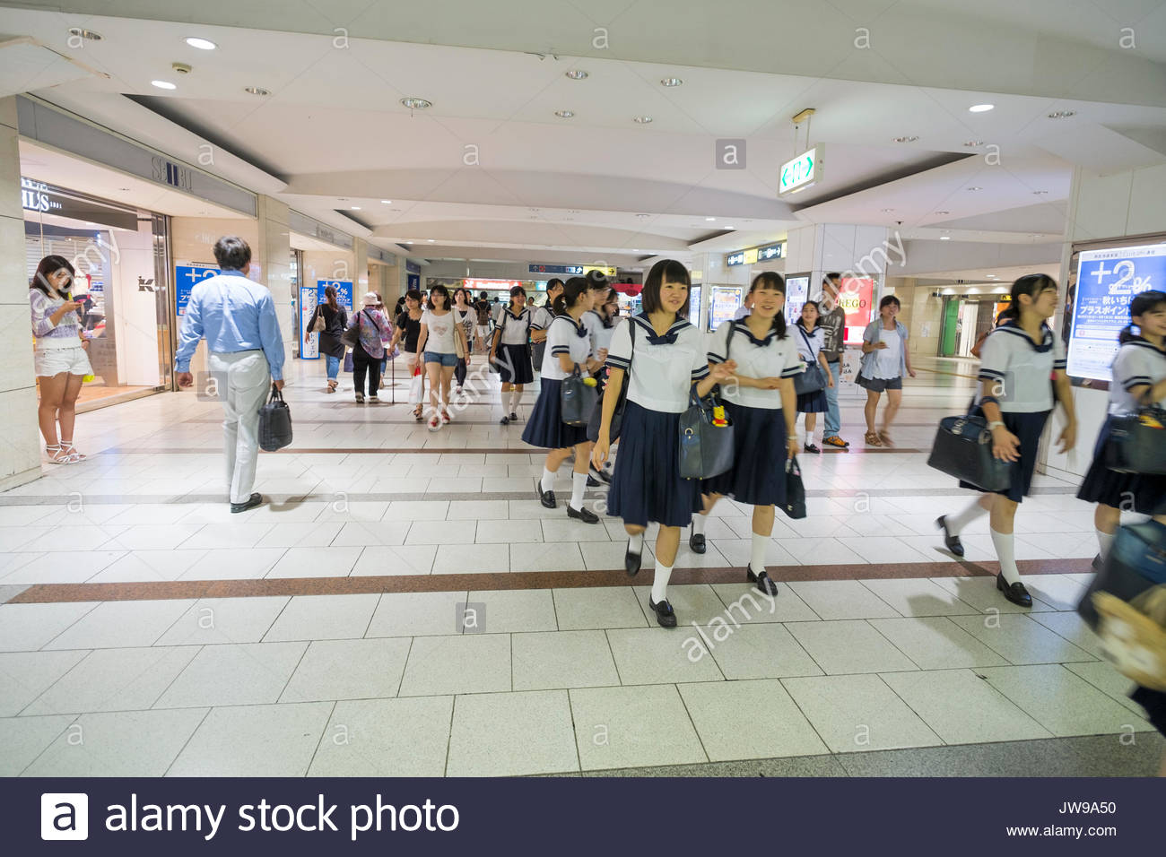 Japan Tokyo Schoolgirls Stock Photos & Japan Tokyo Schoolgirls Stock ...