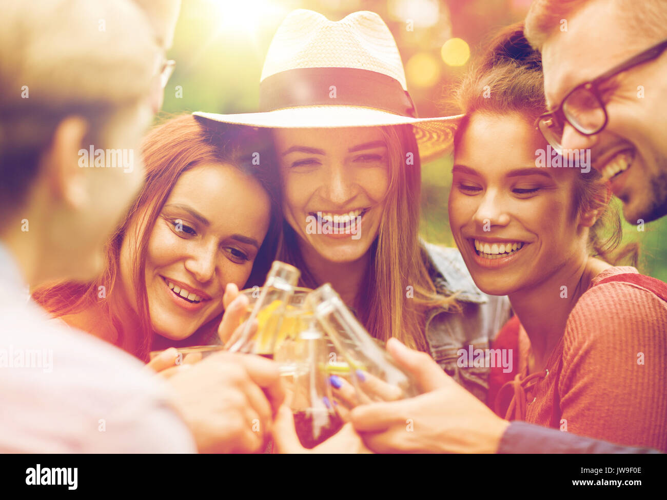 Clinking glasses hi-res stock photography and images - Alamy