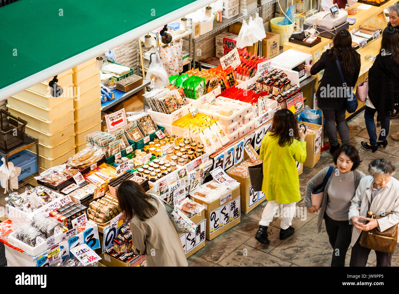Shopping mall people overhead view hi-res stock photography and images ...